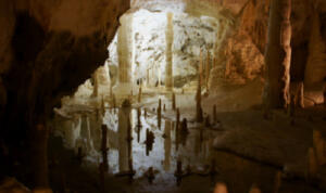 Stalattiti e stalagmiti: cosa sono e come si formano